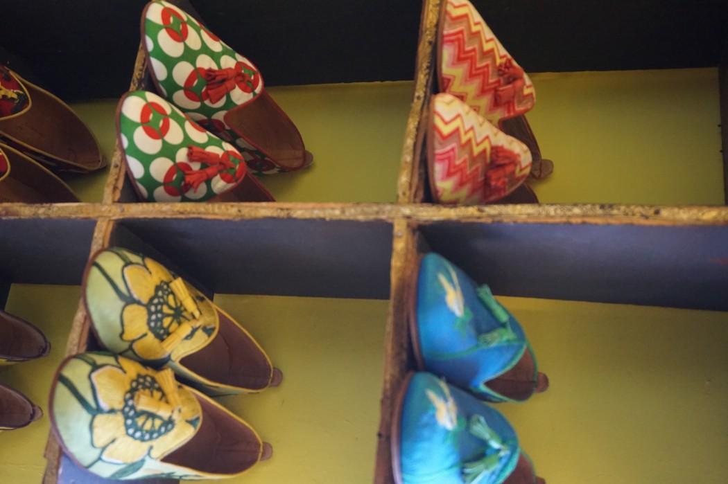 viaggio a Marrakech con i bambini topolina scarpe - Zigzagmag